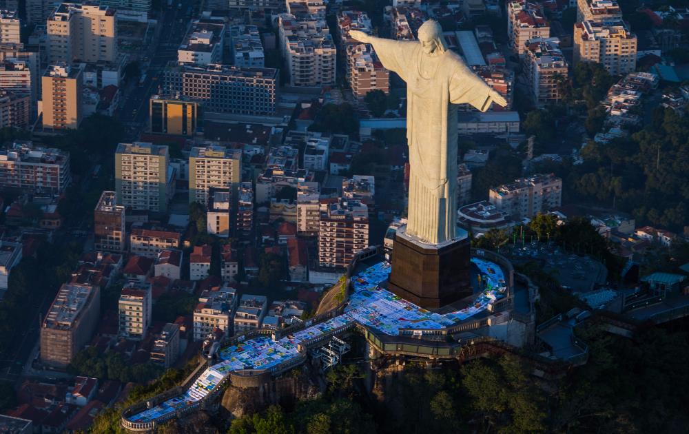 Message of peace unveiled at Rio landmark